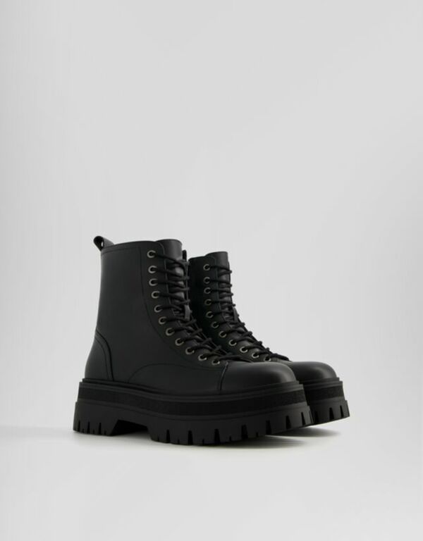 Bershka Schnürstiefeletten Mit Profilsohle Herren 41 Schwarz ansehen! Bershka Schnürstiefeletten Mit Profilsohle Herren 41 Schwarz ansehen!